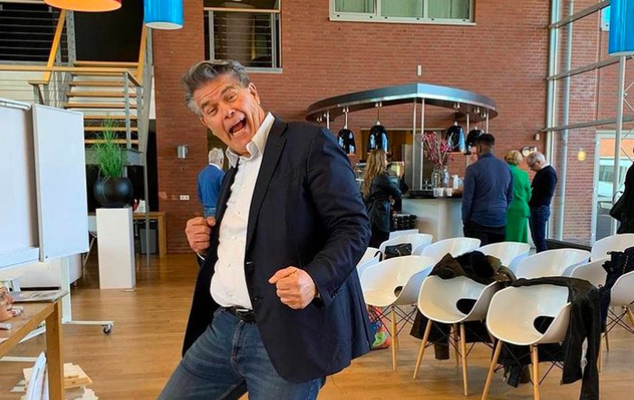 Emile Ratelband (72) wordt voor de negende keer vader