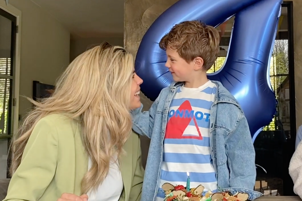 Jarige zoon van Kim Kötter overladen met taart en cadeaus: 'Wauw!'